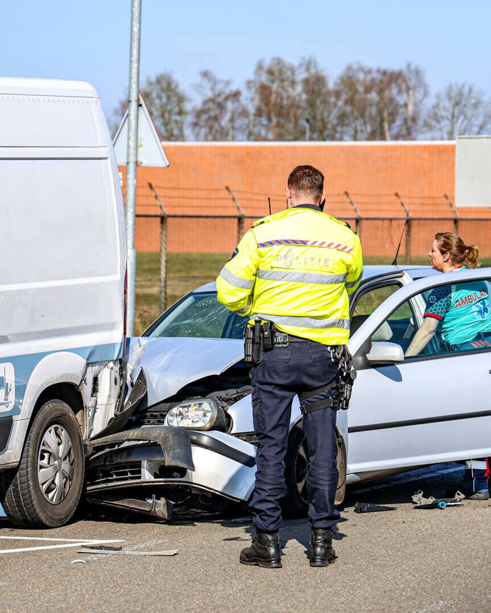 Bestelbus en auto botsten in Emmen, één bestuurder gewond - RTV Drenthe