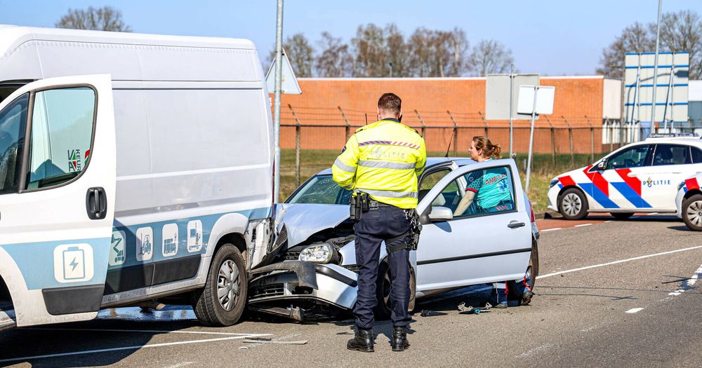 Bestelbus en auto botsten in Emmen, één bestuurder gewond - RTV Drenthe