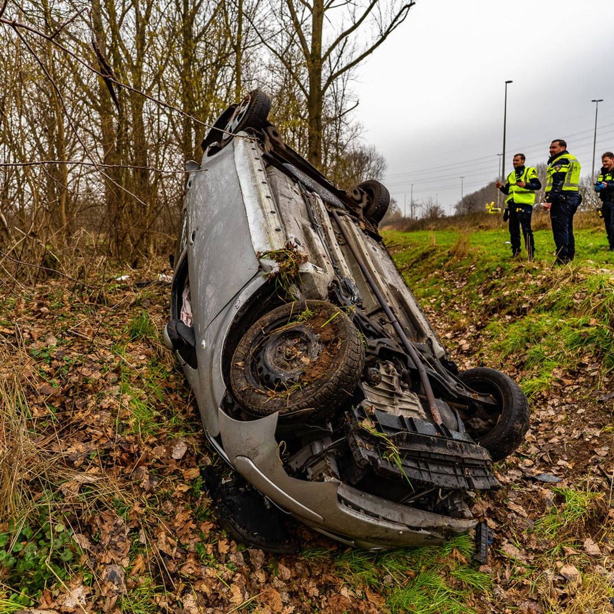 Auto op de kop in berm, gewonde naar ziekenhuis - Omroep Gelderland