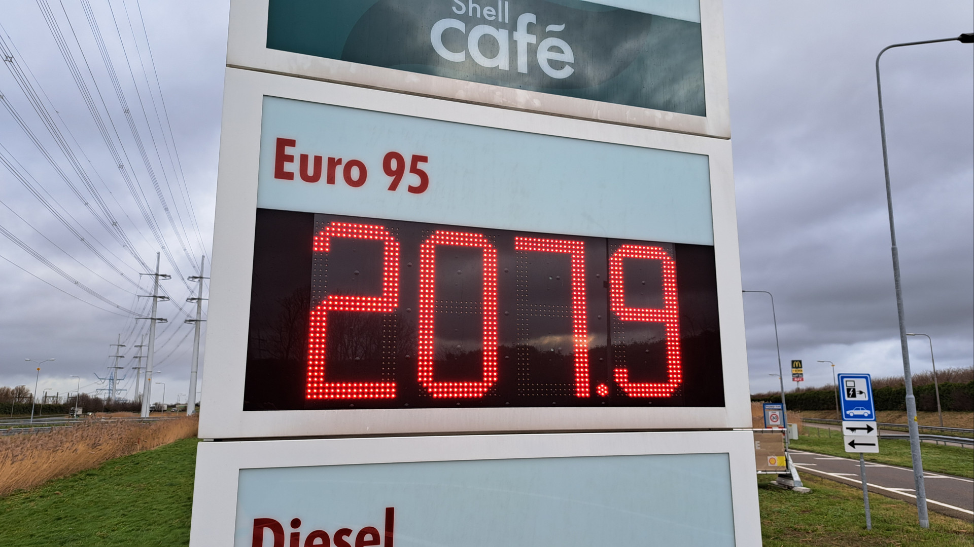 Waarom verschillen tankstations tegenover elkaar 25 cent per liter ...