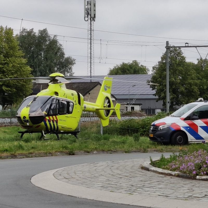 Traumahelikopter landt op rotonde - Omroep West