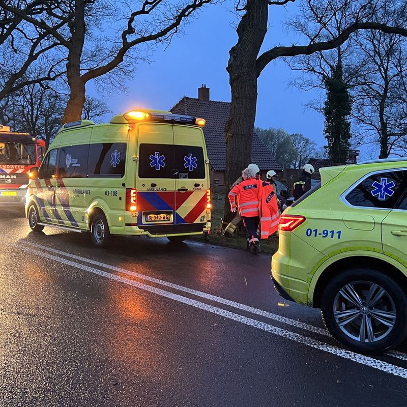 Auto botst tegen boom bij Peize, bestuurster door brandweer bevrijd - RTV Drenthe