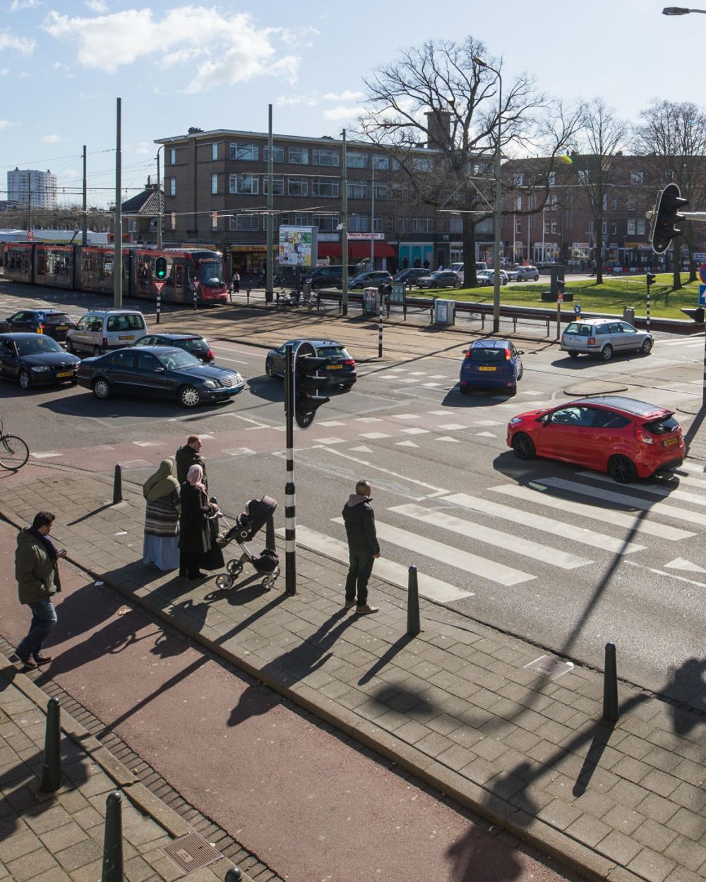 Druk kruispunt gaat op de schop, maar omwonenden vrezen sluipverkeer - Omroep West