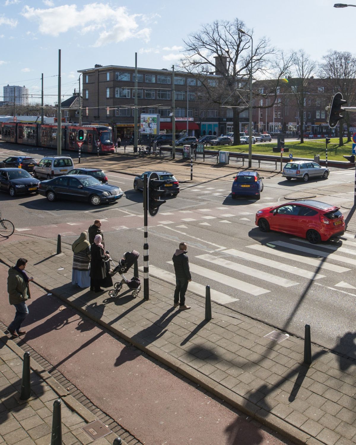 Druk kruispunt gaat op de schop, maar omwonenden vrezen sluipverkeer - Omroep West