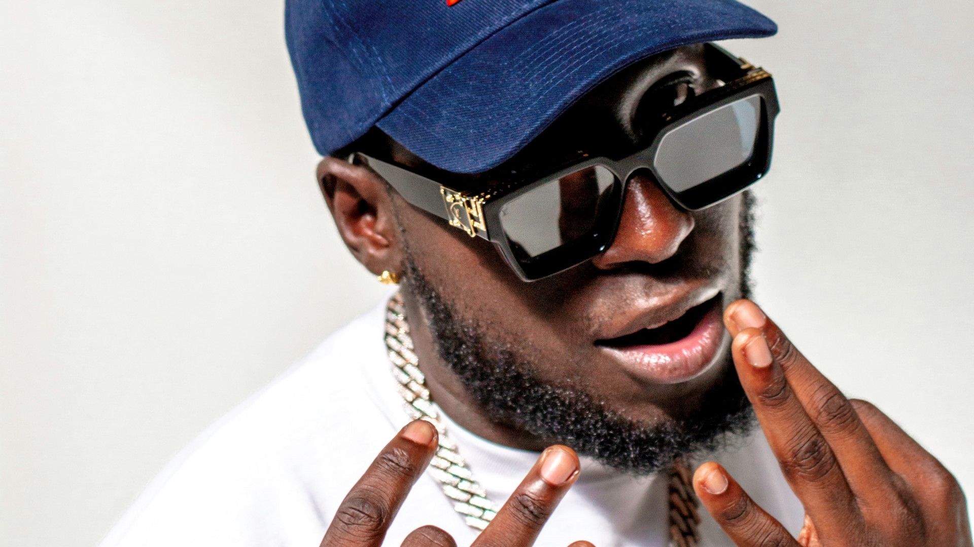 Frenna: 'Door mijn vroegere onzekerheid was ik bijna geen rapper ...