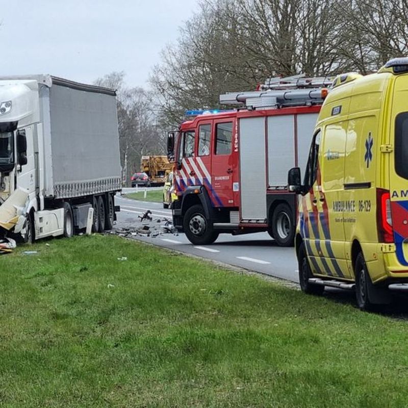 Automobilist overlijdt na botsing met vrachtwagen op N18 - Omroep Gelderland