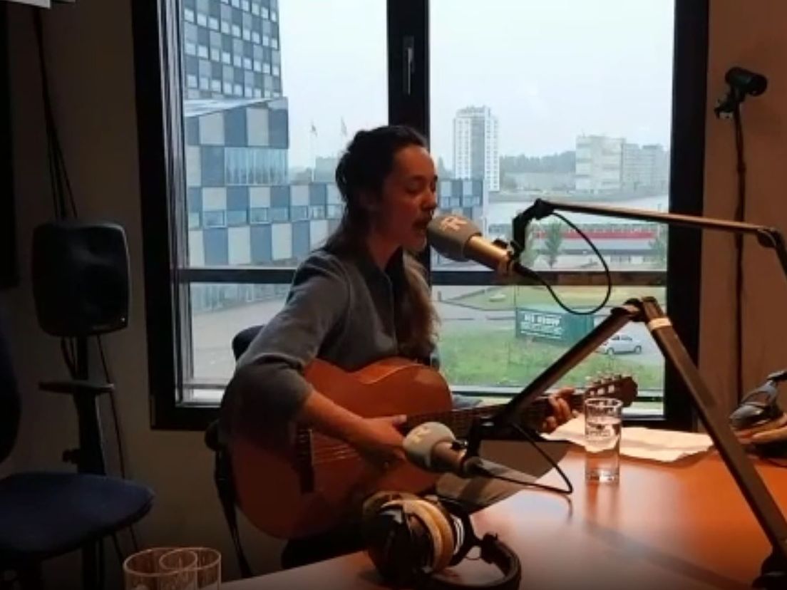 VIDEO: Rotterdamse Isha van der Burg komt met Nederlandse versie van ...