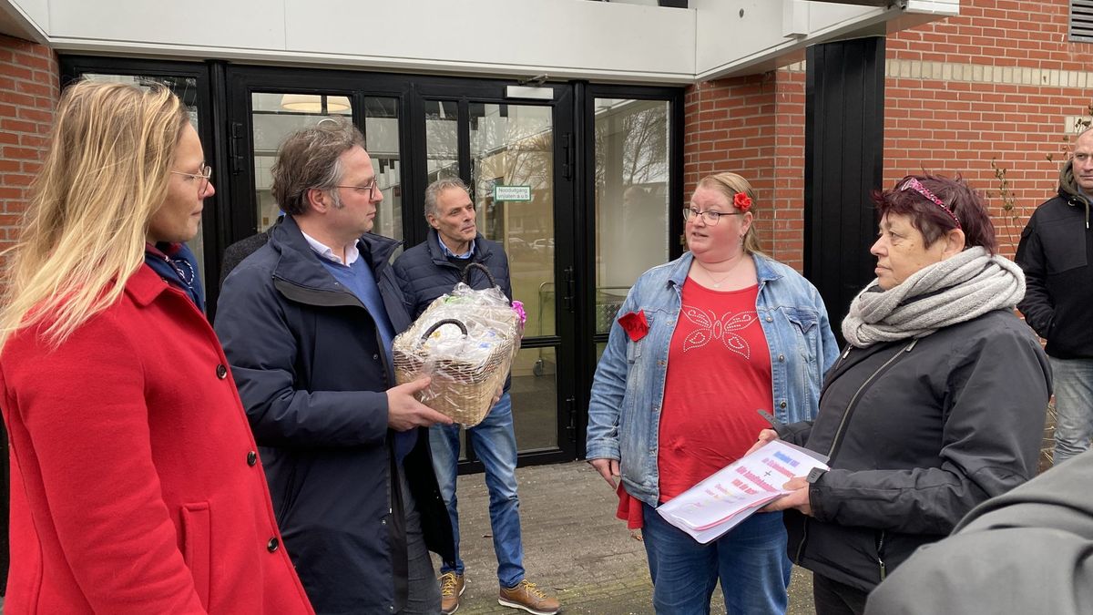 Daat Drenthe-deelnemers overhandigen petitie aan directie GGZ: 'Ons ...