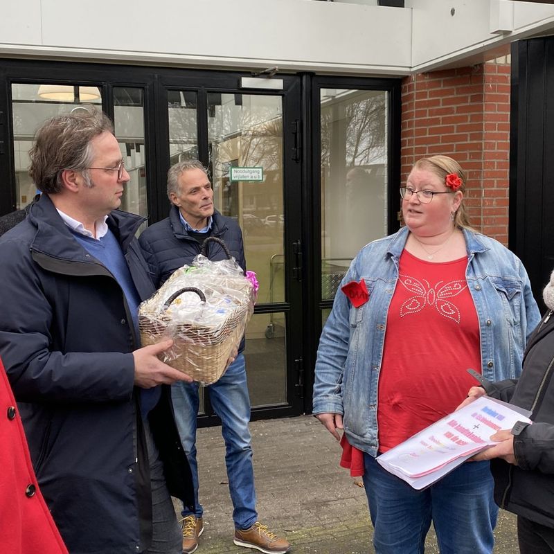 Daat Drenthe-deelnemers overhandigen petitie aan directie GGZ: 'Ons ...