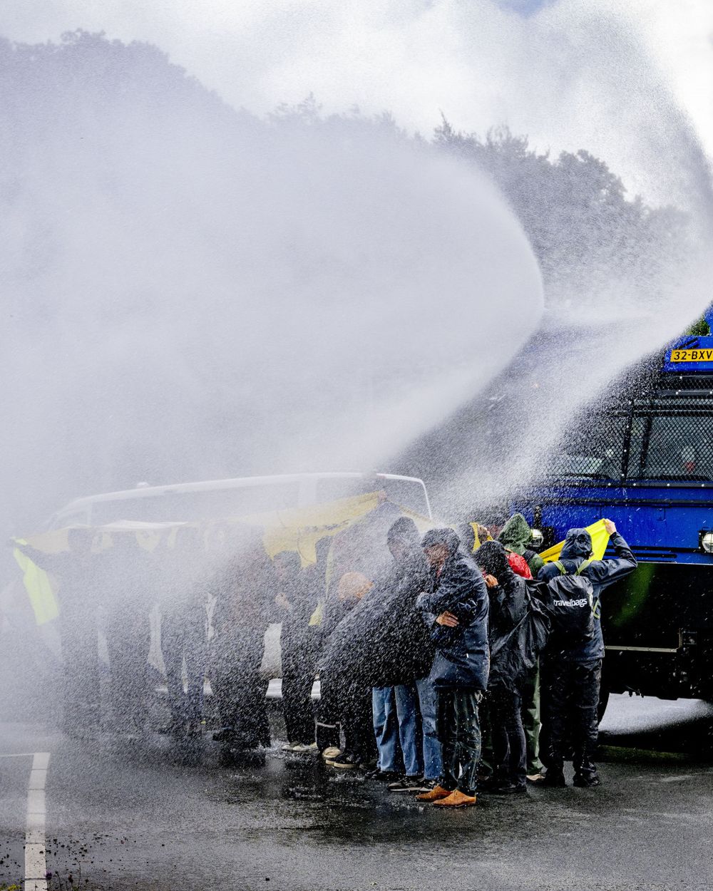 Proef met traangas in waterkanonnen politie tegen extreem geweld - Den Haag FM