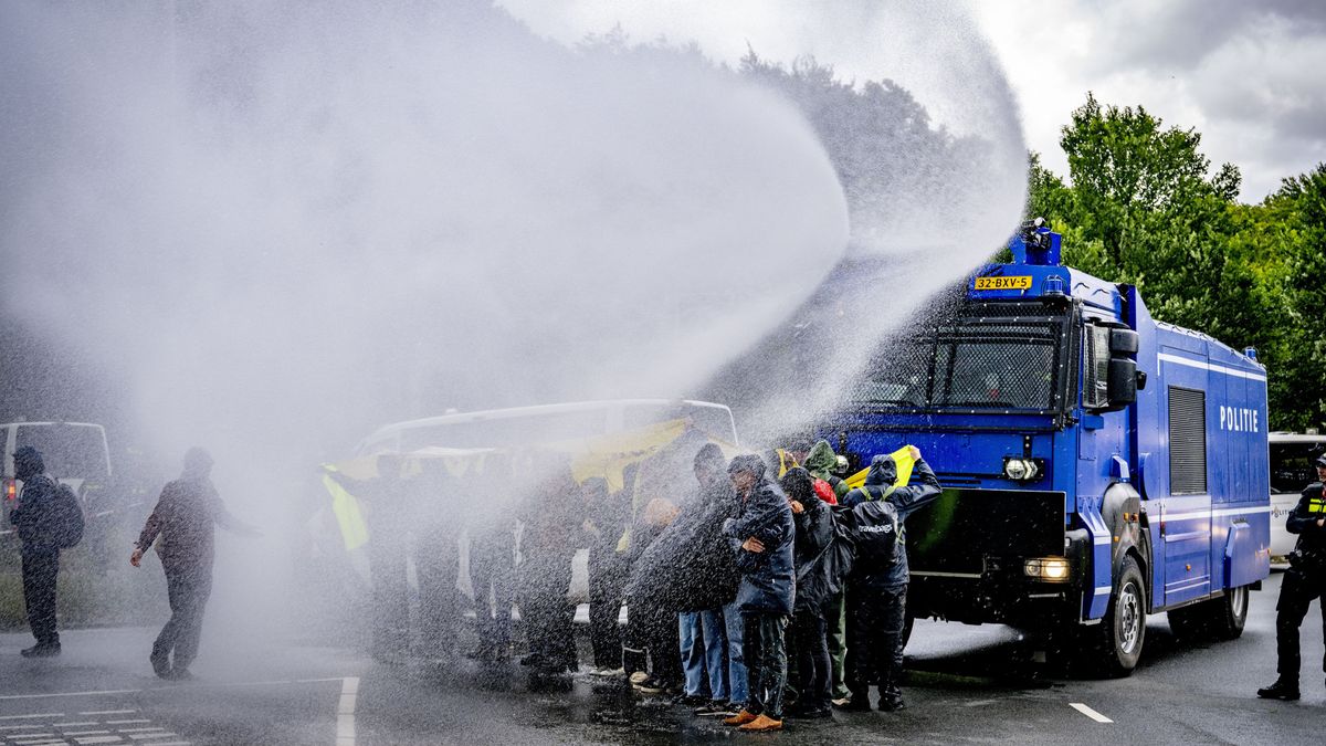 Proef met traangas in waterkanonnen politie tegen extreem geweld - Den Haag FM