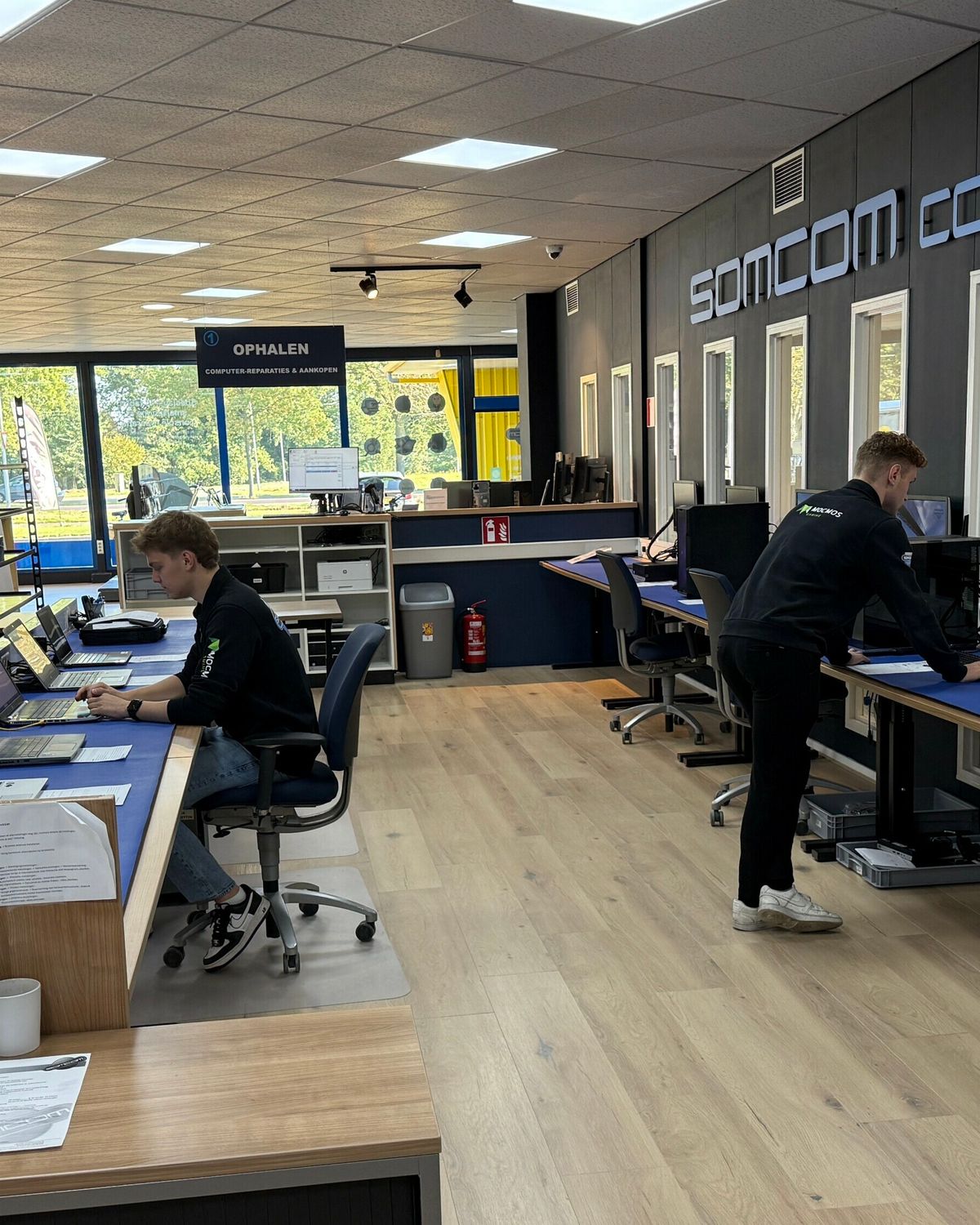 Grote drukte bij computerwinkels door nieuw besturingssysteem - RTV Drenthe