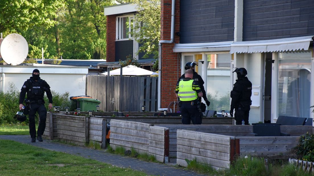 Politie valt binnen op meerdere plekken in Emmen - RTV Drenthe