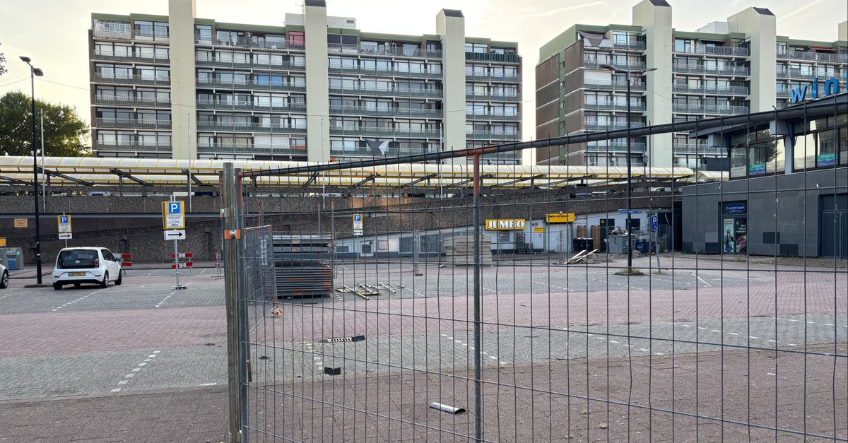 Al maanden bouwhekken om oud winkelcentrum maar nog geen steen gesloopt ...