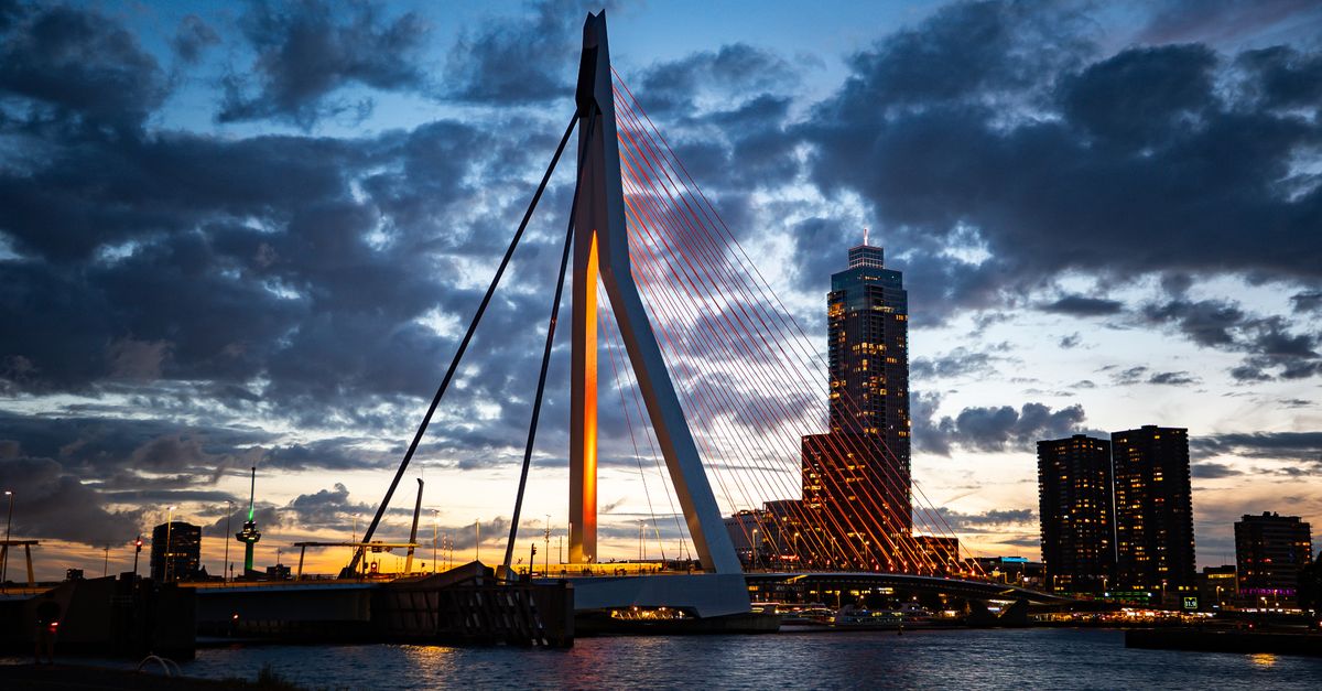 Voor de omgebrachte Lisa: Erasmusbrug en gebouwen kleuren oranje om ...