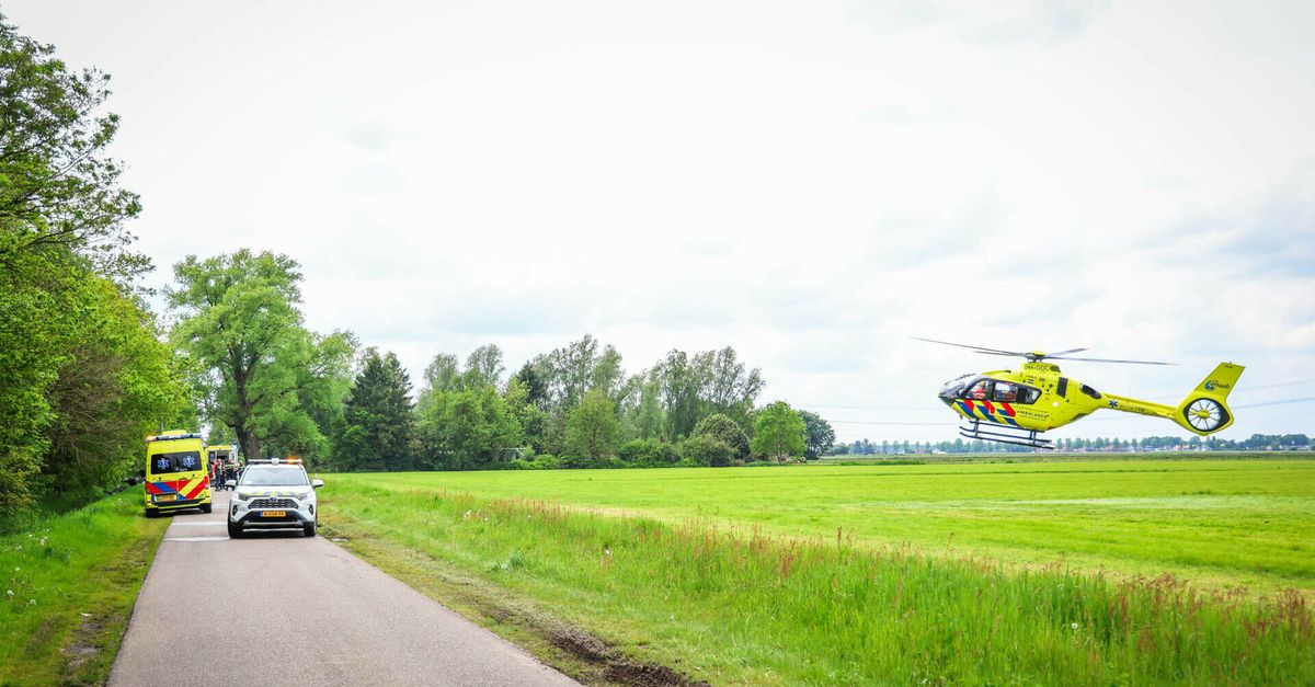 Historisch legervoertuig belandt in sloot bij Roswinkel - RTV Drenthe