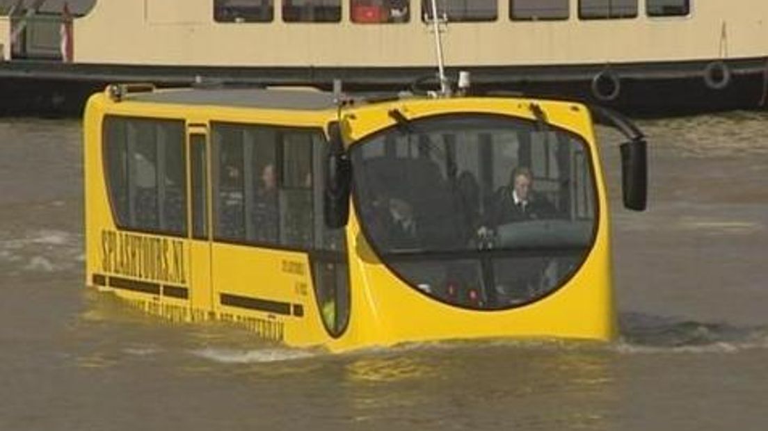 Eerste tocht van amfibiebus in Rotterdam - Rijnmond