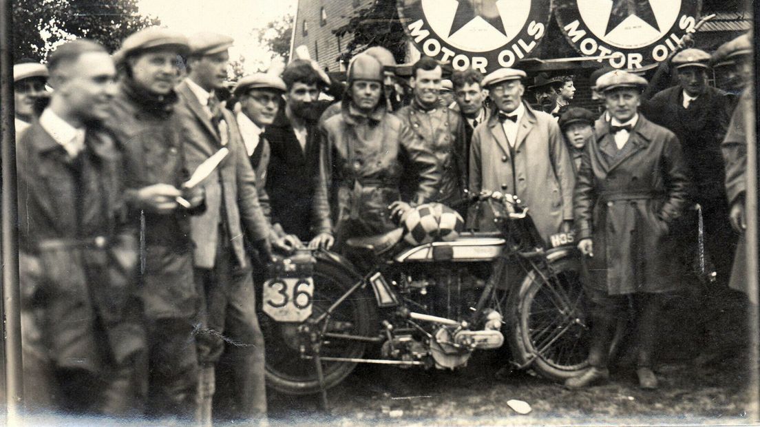 Honderd jaar na die eerste race door Rolde is de originele trofee terug ...