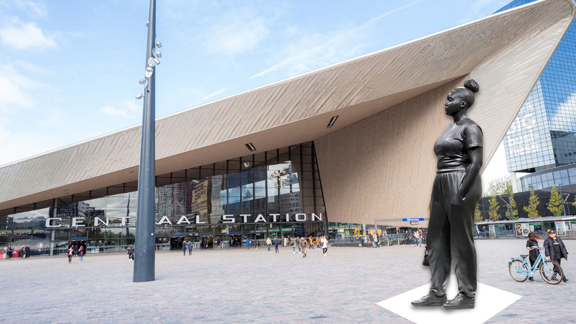 Dit vier meter hoge beeld verwelkomt reizigers voor Rotterdam Centraal ...