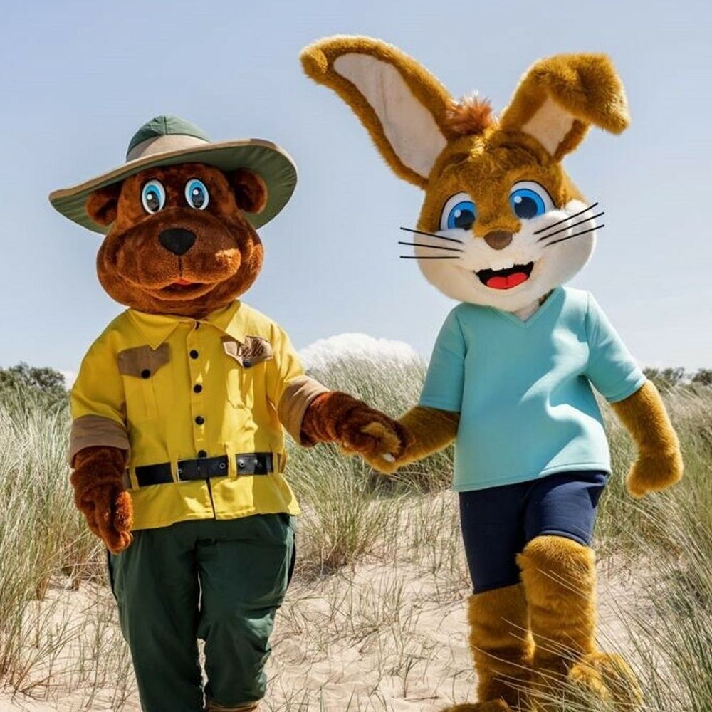 Koos Konijn en Bollo de Beer sluiten vriendschap, maar uiteindelijk mag er maar één mascotte ...
