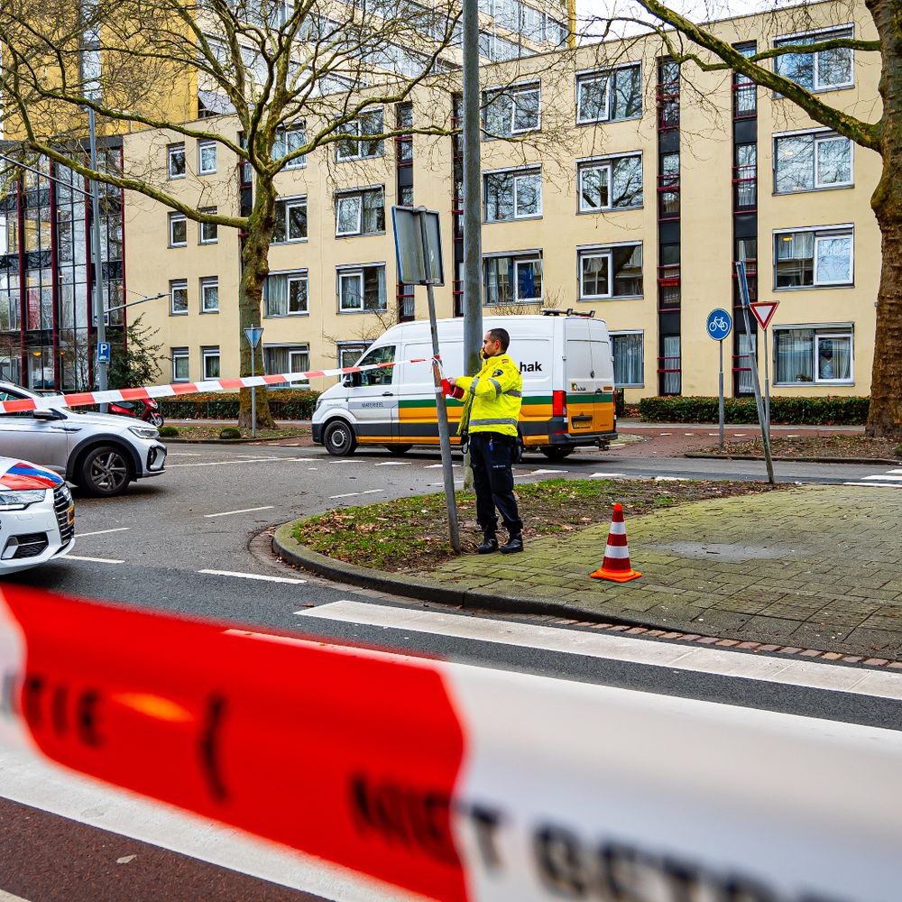 Moeder en kind aangereden op zebrapad; politie houdt jonge scooterrijder aan - Rijnmond