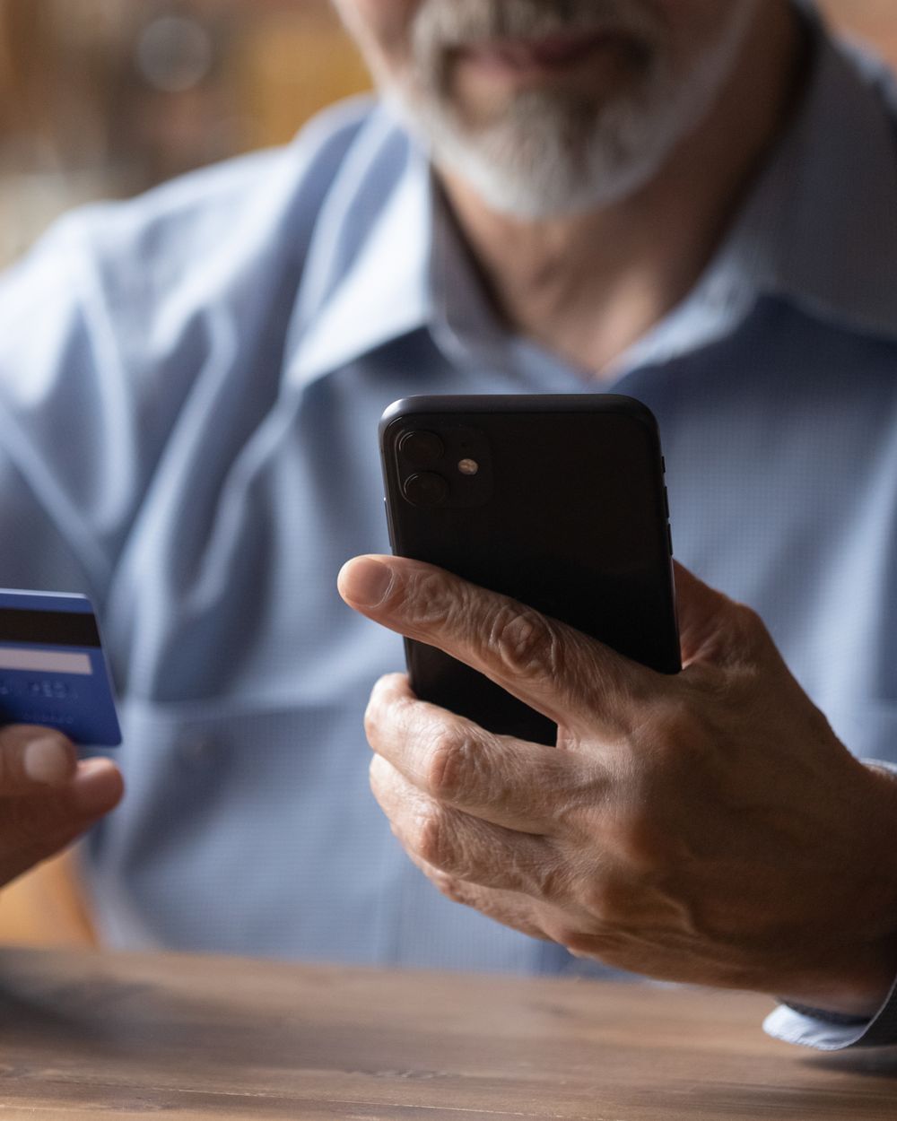 Man geeft bankpassen mee aan 'koerier' en wordt opgelicht - Omrop Fryslân