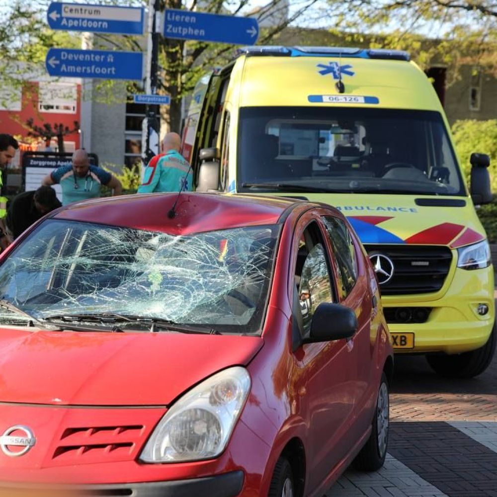 Auto botst op wielrenner • man valt met fiets - Omroep Gelderland