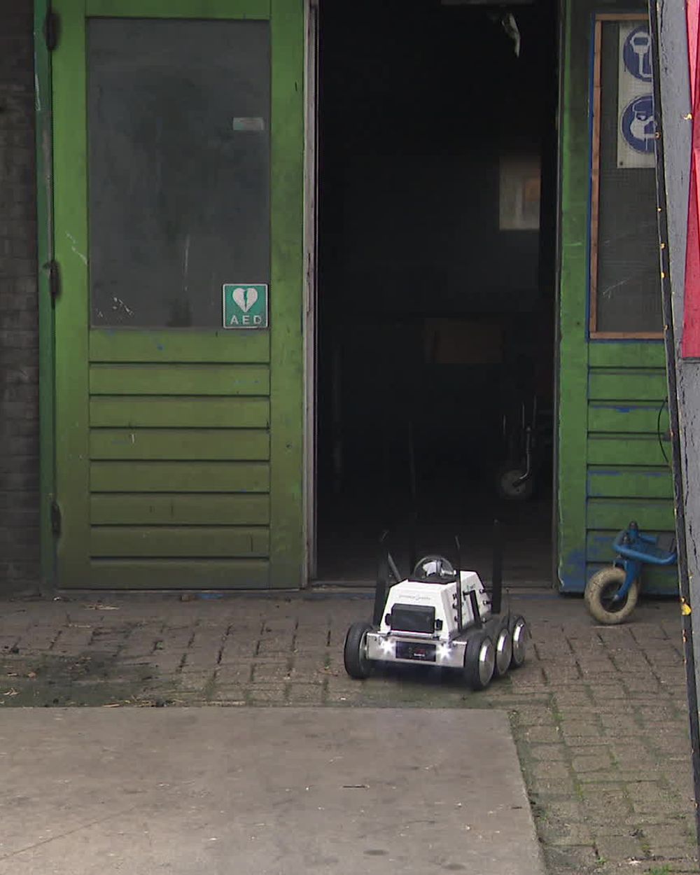 Robot Bas kijkt voor de brandweer of gebouwen veilig zijn om in te gaan ...