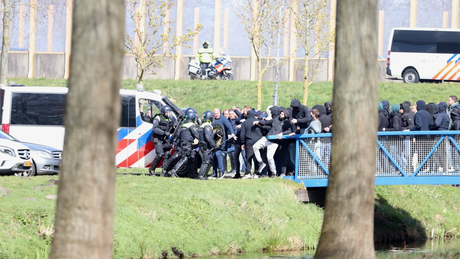 Een van de gezochte voetbalsupporters na rellen heeft zich bij de ...