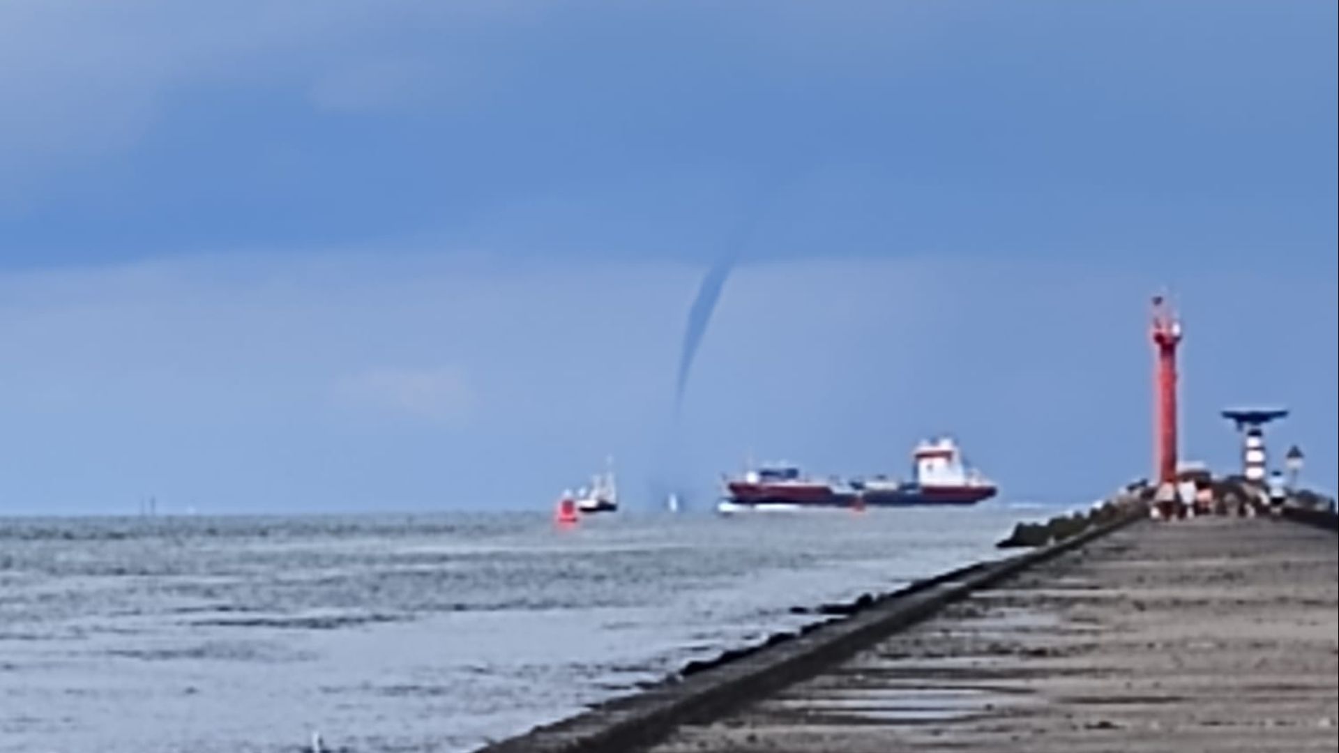 Waterhoos trekt over zee bij Hoek van Holland - Rijnmond