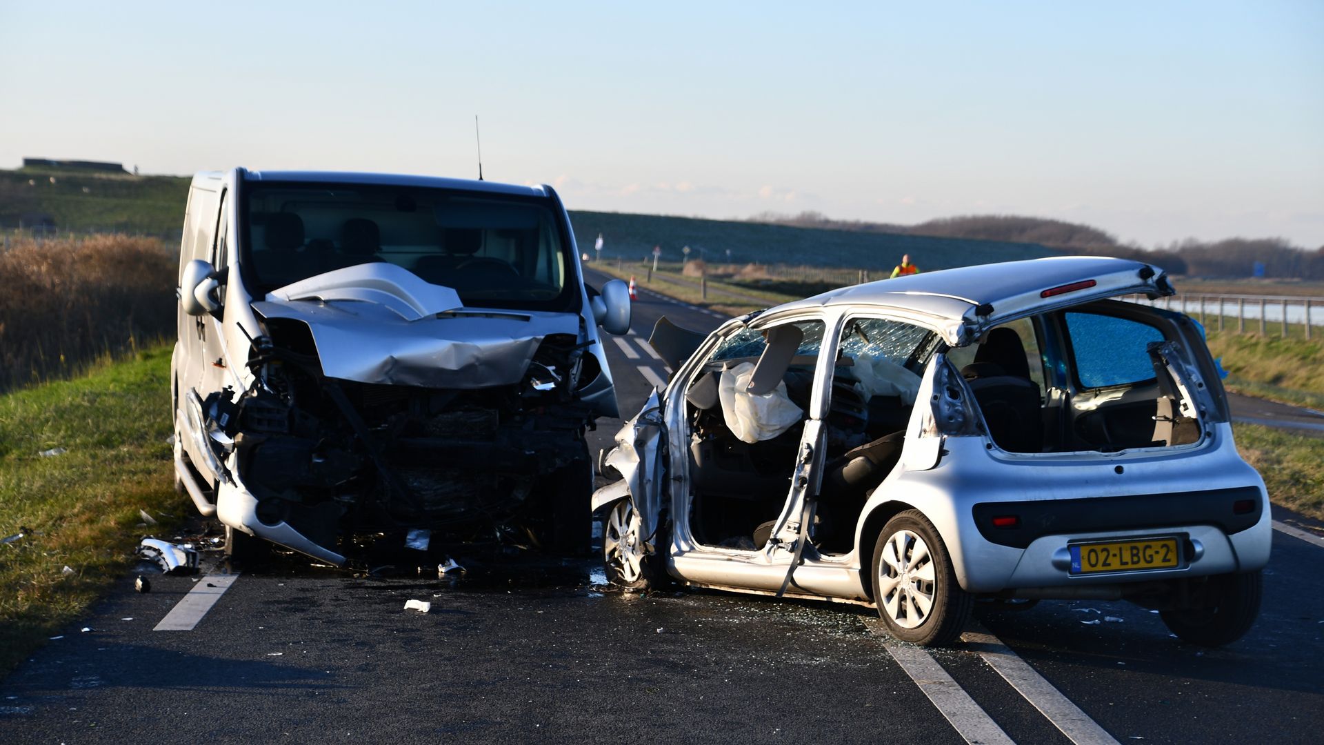 Frontale botsing op N59 bij Kerkwerve, minstens één persoon gewond ...