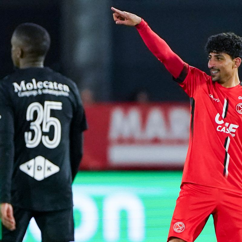 PEC Zwolle geeft na rust 2-0 voorsprong uit handen bij Almere City - Oost