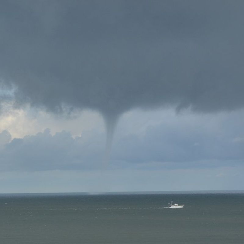 Waterhozen bij Scheveningen zorgen voor mooie beelden - Omroep West