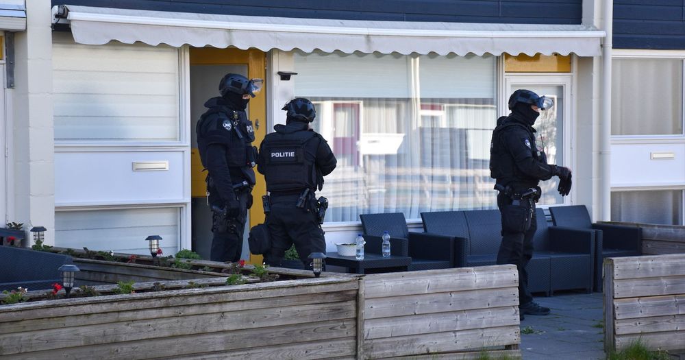 Politie valt binnen op meerdere plekken in Emmen - RTV Drenthe