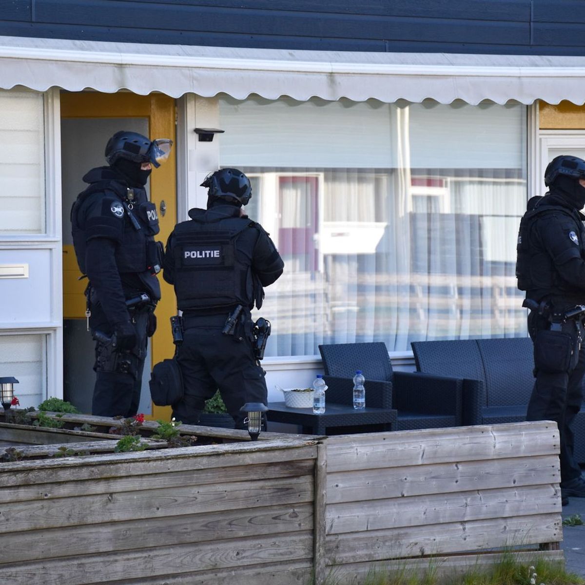 Politie valt binnen op meerdere plekken in Emmen - RTV Drenthe