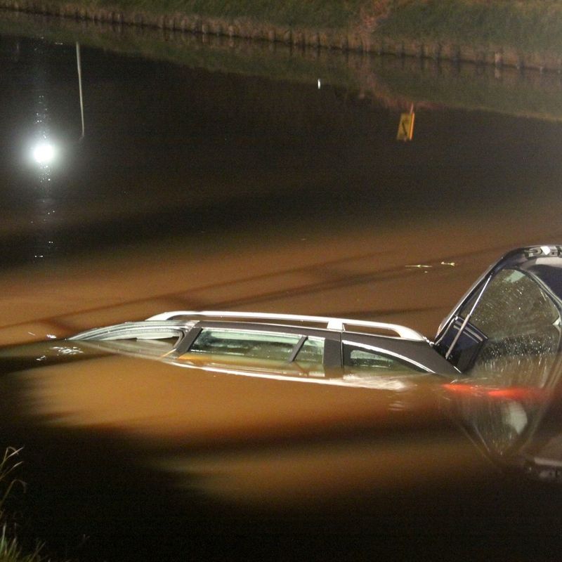 Auto rijdt water in bij Muntendam - RTV Noord