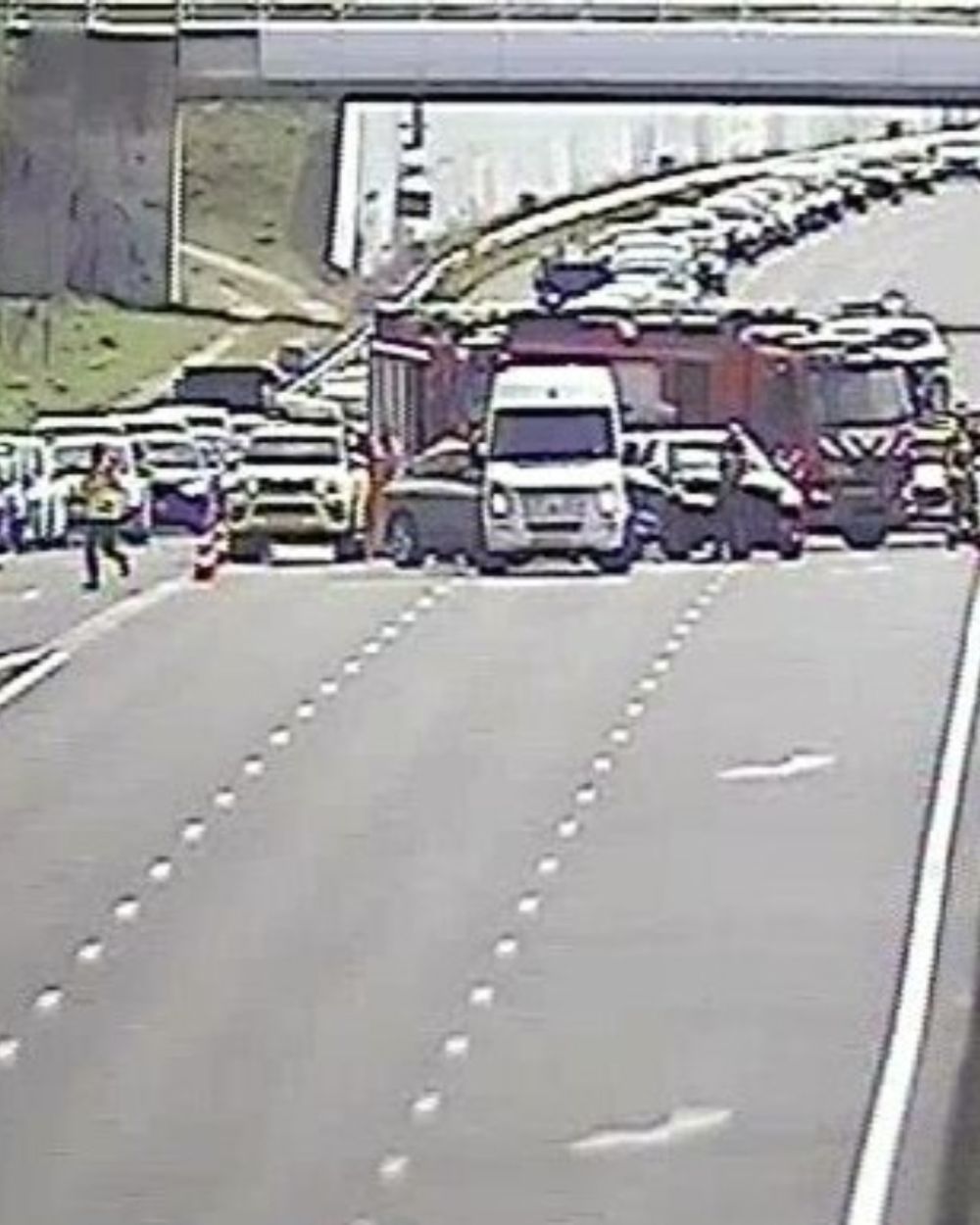 Ongeluk op snelweg met meerdere voertuigen - Rijnmond