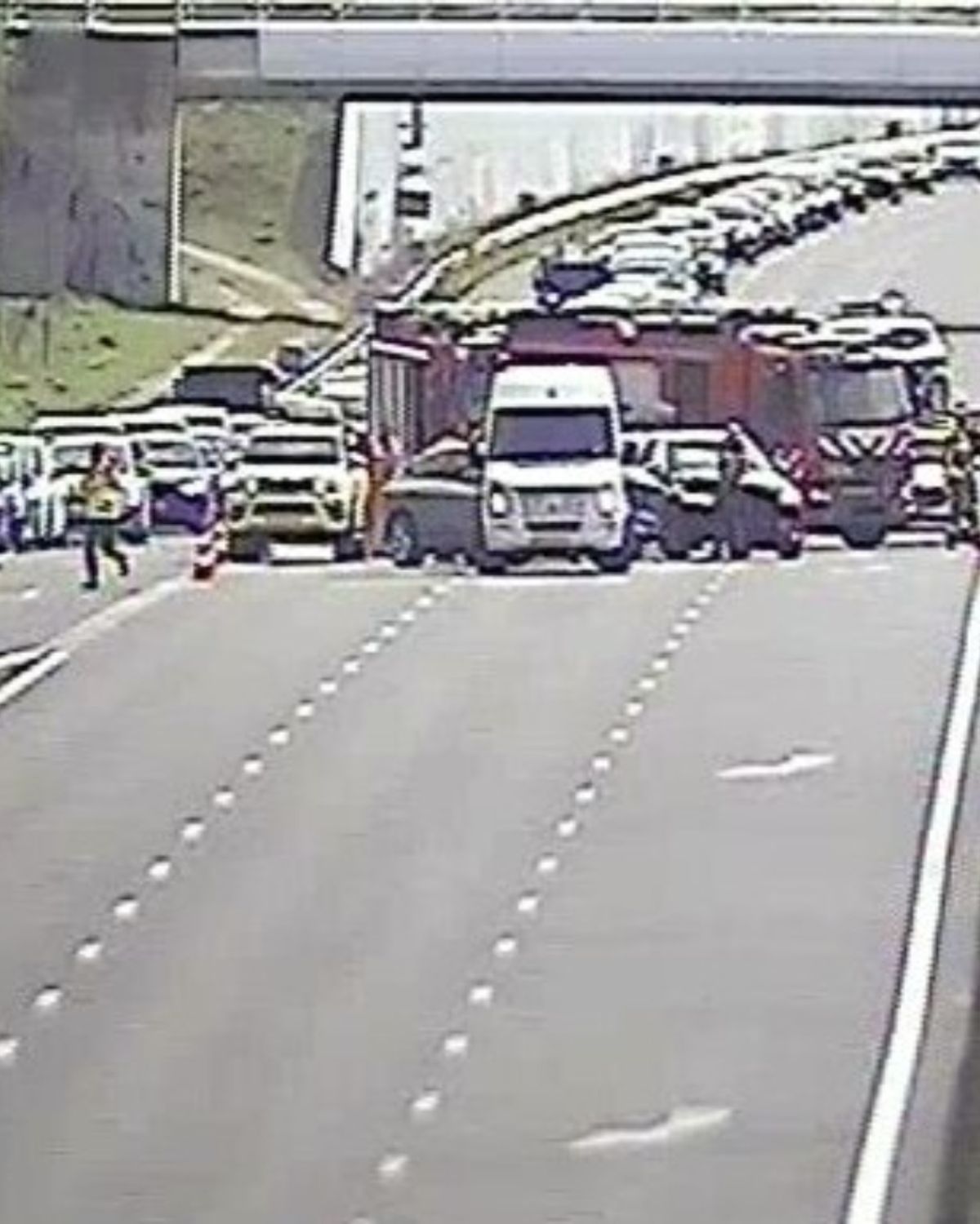 Ongeluk op snelweg met meerdere voertuigen - Rijnmond