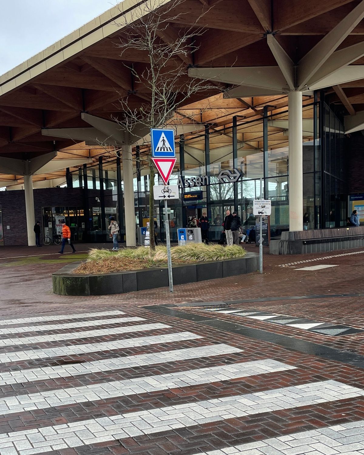 Verlichte haaientanden moeten kruispunt veiliger maken - RTV Drenthe