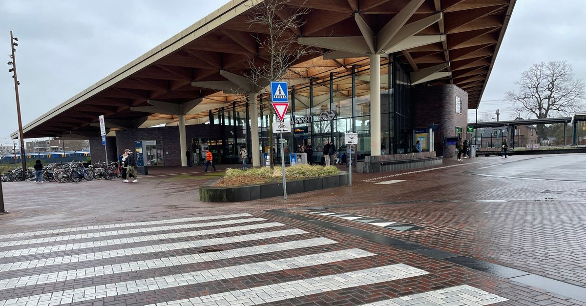 Verlichte haaientanden moeten kruispunt veiliger maken - RTV Drenthe