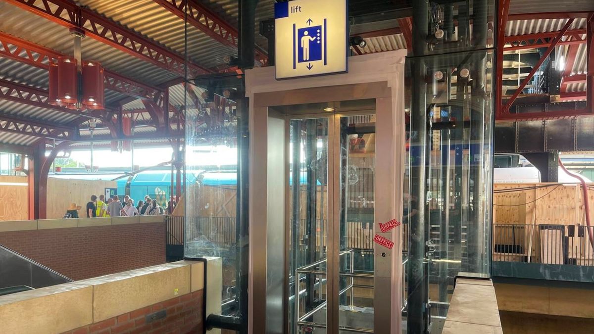 Kapotte lift en ontbrekende fietsgootjes: dit gaat nog niet goed op het ...