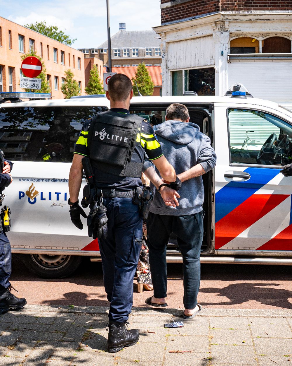 Vrouw loopt kraakpand in met vuurwapen, vier aanhoudingen - Rijnmond