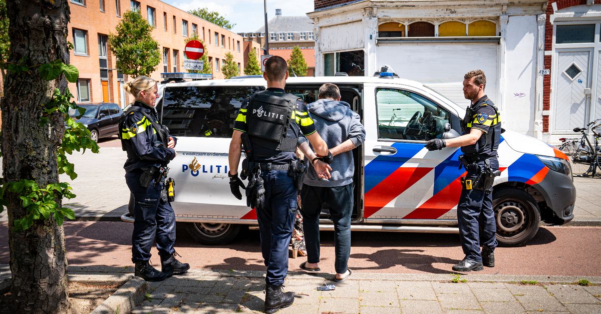 Vrouw loopt kraakpand in met vuurwapen, vier aanhoudingen - Rijnmond