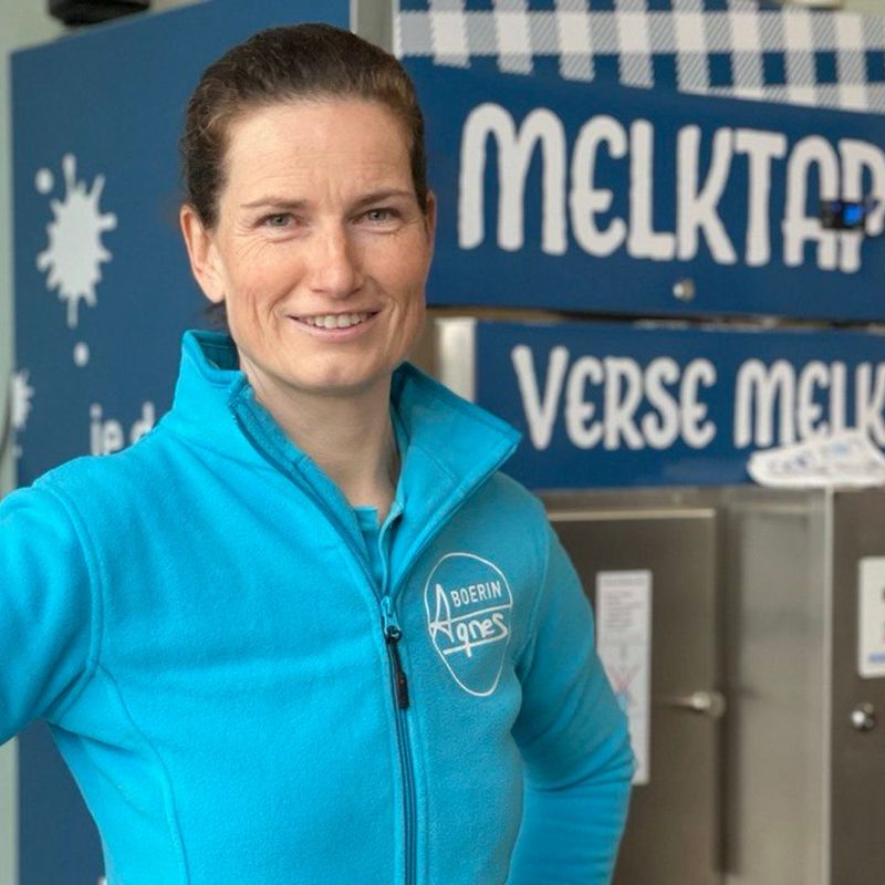 Boerin Agnes zegt dag tegen rottijd met automaten vol melk en meel ...