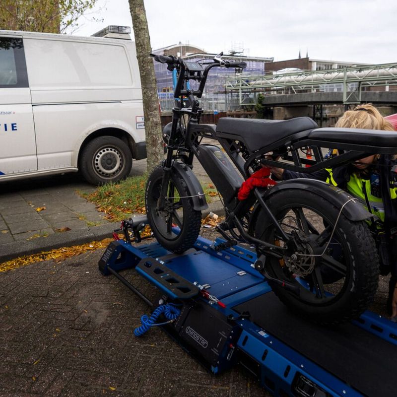 Meisje (13) en kind (6) betrapt op opgevoerde fatbike tijdens controle Segbroek - Den Haag FM