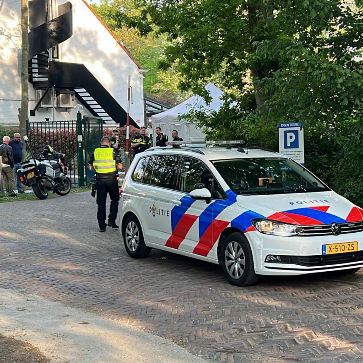 Dode bij schietpartij hotel: 'Slachtoffer zat iets te drinken en werd van dichtbij beschoten ...