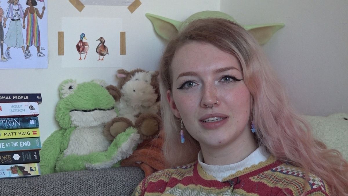 Nora uit Stad wil via TikTok jongeren aan het lezen krijgen - RTV Noord