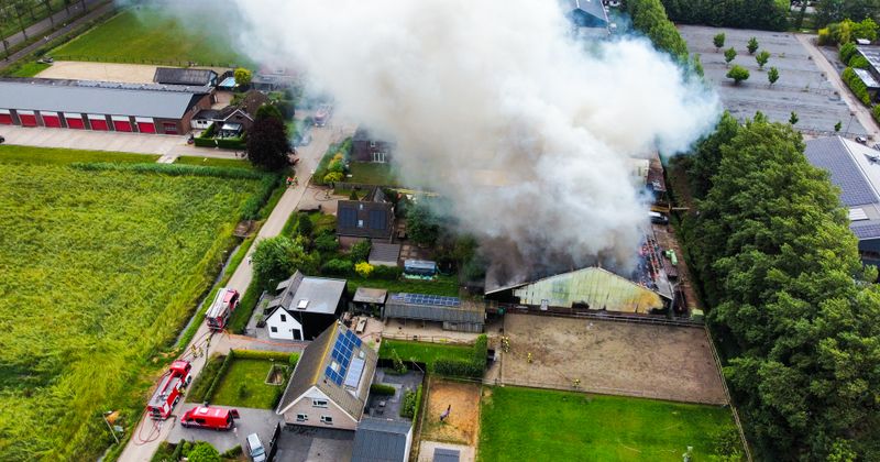 Veel rook bij brand in schuur met hooi - Rijnmond