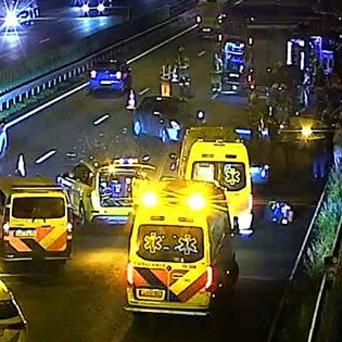 Ongeluk met drie auto's op A13: file door afgesloten rijstroken en meerdere ambulances ter ...