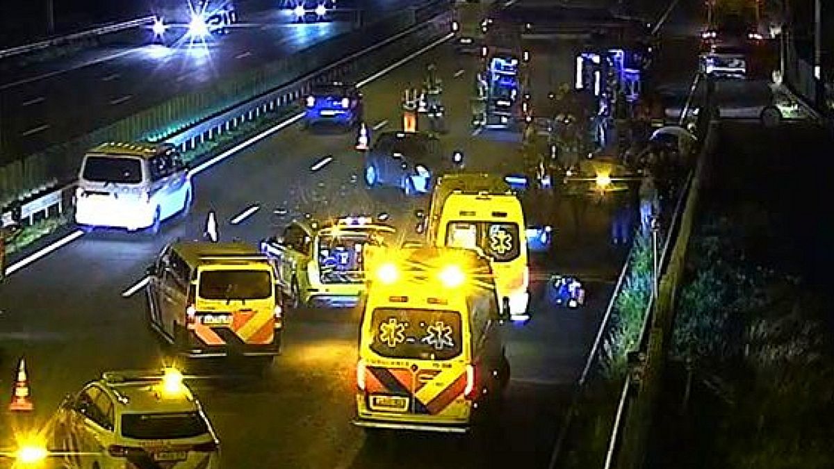 Ongeluk met drie auto's op A13: file door afgesloten rijstroken en meerdere ambulances ter ...